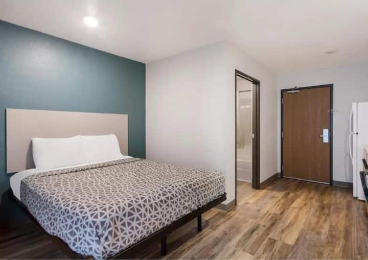 Cozy Comfort | Hiking. Pet Friendly. Free Parking. - Johnson City, TN