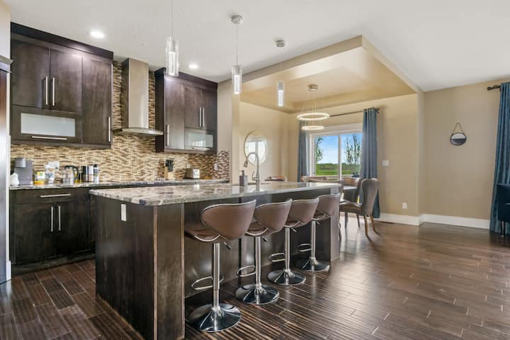 Large 5br Home » Central Ac » King Bed » Netflix - Alberta