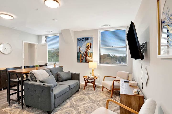City Center Apartment - Free Parking & Great Views - Mobile, AL