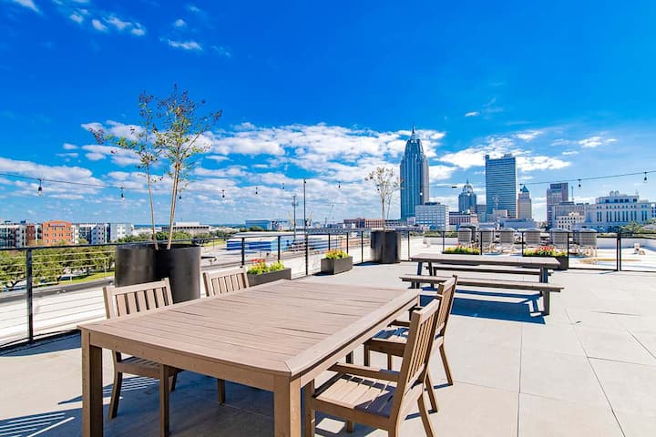 City Center Apartment - Free Parking & Great Views - Mobile, AL