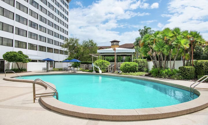 Modern Room Ideal W/ Outdoor Pool Access - Tampa, FL