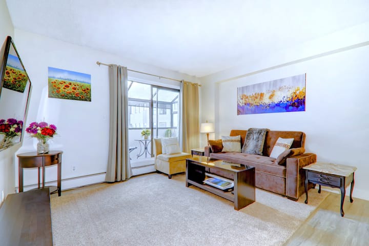 Spacious Top Floor At Stampede W/ Free Parking, Ac - Calgary