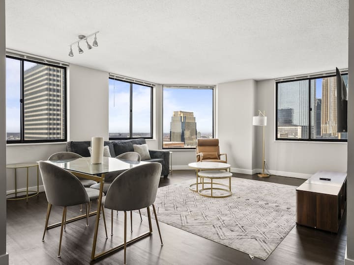 25th Floor Downtown Suite • Free Parking/pool/gym - Minneapolis, MN