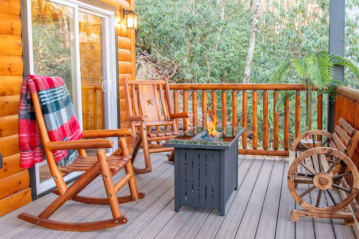 *Gorgeous 3bd Cabin Near Town! Fire Pit + Hot Tub* - Gatlinburg, TN