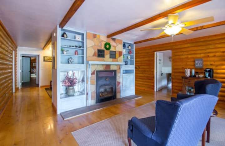 Quarter Horse Inn - Orchid Room | Historic Log Inn - Williams, AZ