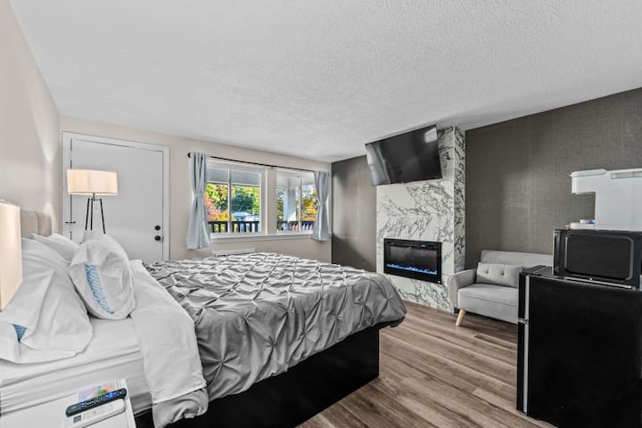 King Bed In Lux Boutique Hotel - Marshfield, MA