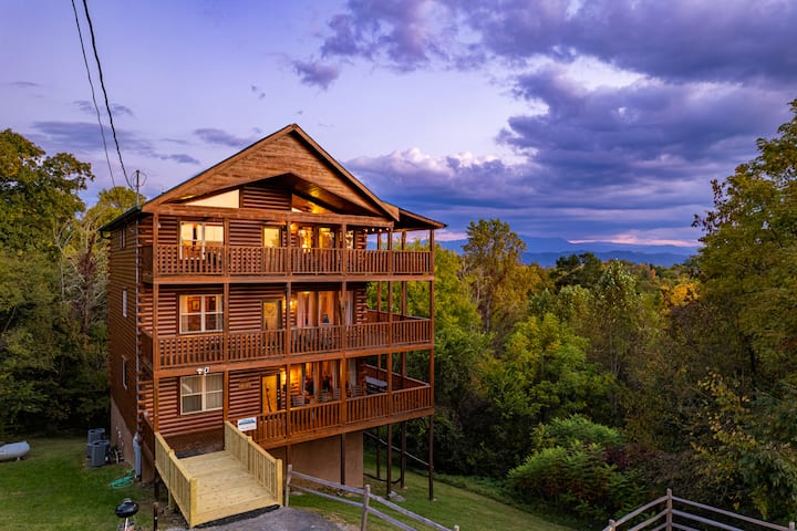 Smoky Mountain Lodge | 6 King Suites, Hot Tub, Views, Game Room, Flat Entry - Tennessee