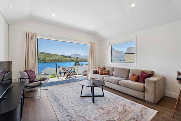 Balcony Over Lake | King Bed + Free Parking - Queenstown
