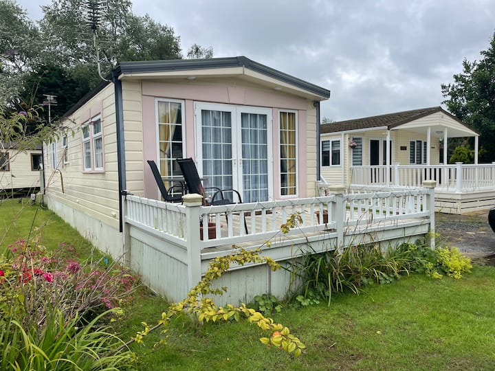 2 Bed Lodge Sleeps 5 - Pet Friendly, Parking - Skegness