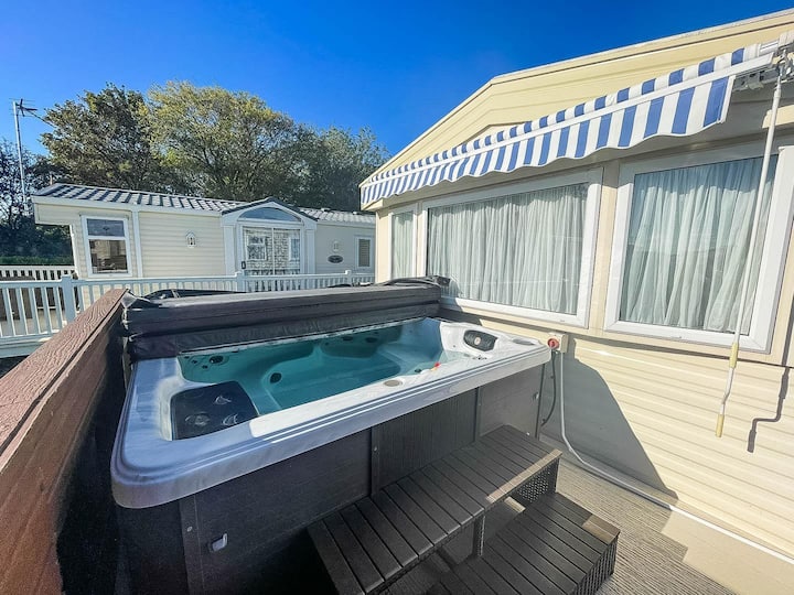 Caravansleeps4-hottub-coastal-parking-quietretreat - Skegness