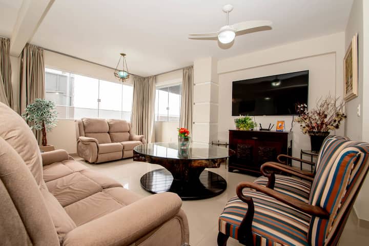 Apto Charmoso Na Avenida Atlântica Um0186 - Balneário Camboriú