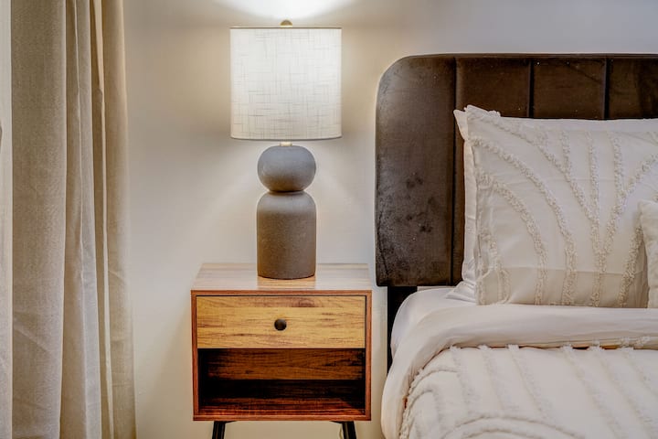 New! Cozy Boho Chic City Cottage - Victoria, Canada
