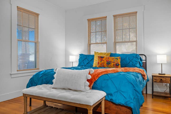 Sis' Cottage - Sleeps 4 On Main Street - Fredericksburg, TX