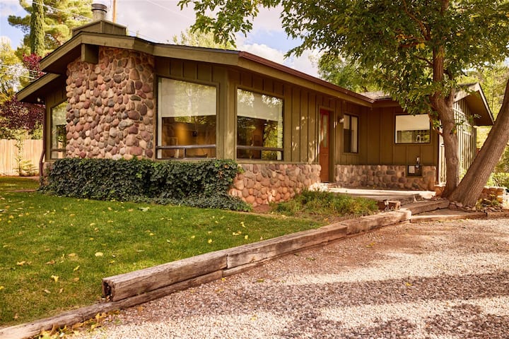 Midcentury Oasis W/ Yard, Firepit, Bbq & Fireplace - Sedona, AZ
