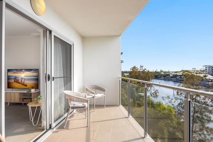 Birtinya 1-bed With Canal Views And Pool - Sunshine Coast