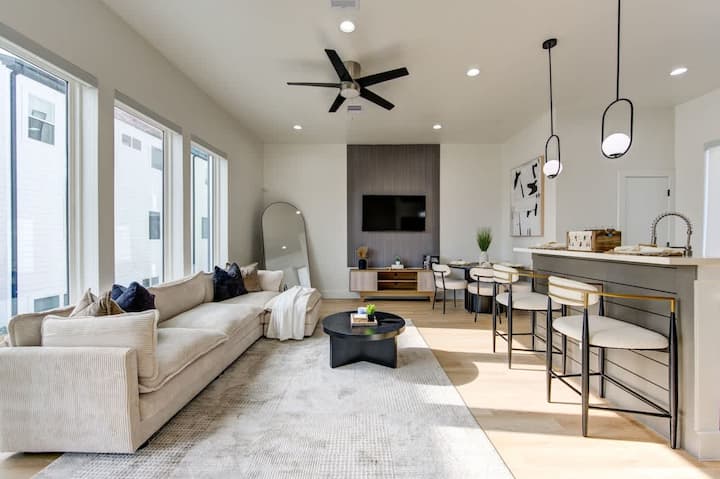 Chic 2br Near Downtown | Gated & Private Rooftop - South Park - Houston