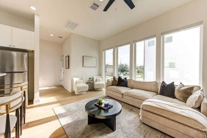 Gated 2bed Home W Private Rooftop, Garage & Wifi - Houston, TX