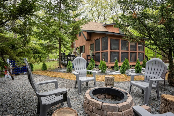 Private Hot Tub & Game Room: Pocono Family Cabin! - Mount Pocono, PA