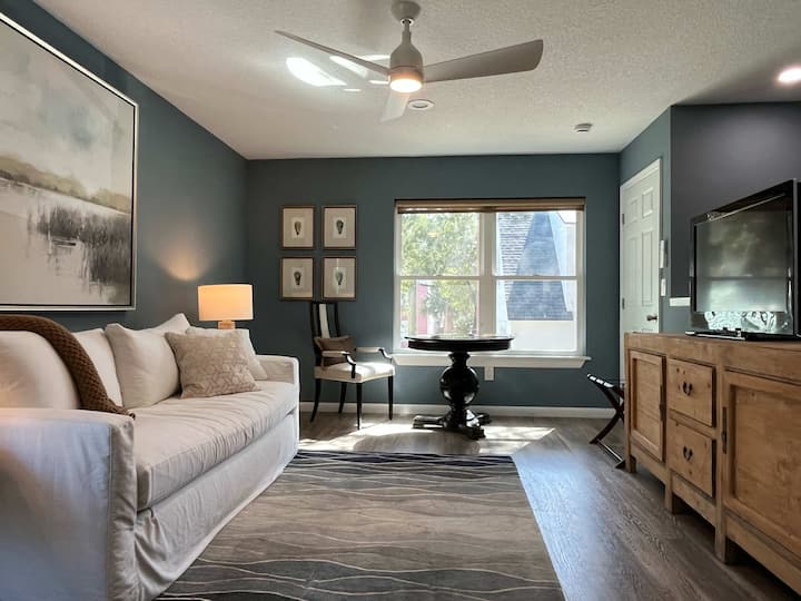 Chic Downtown Studio, Indoor Parking - St. Augustine, FL