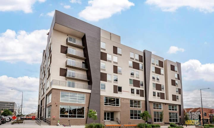 Buzzy Spot With Scenic Rooftop In Lively Rino - Denver, CO