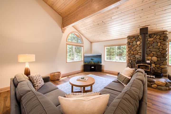 Knotty And Nice - 4br W/ Hot Tub. Close To Lake. - North Lake Tahoe, CA