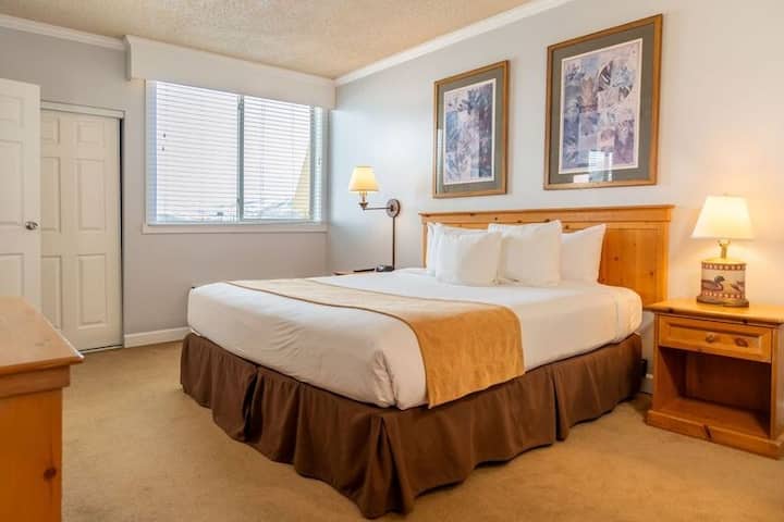 Close To Downtown! 2 Convenient Rooms W/ Kitchen - Steamboat Springs, CO