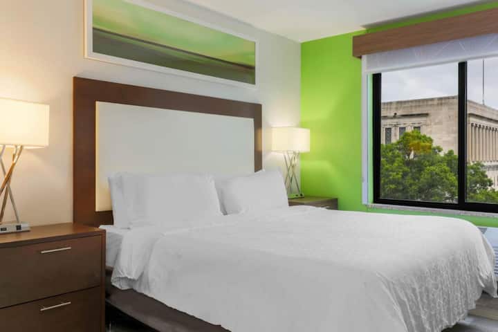 Guest Room With King Bed At Fort Worth Downtown - Fort Worth, TX