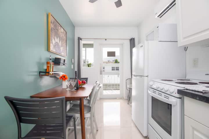 Spacious 2-bedroom Apt In The Heart Of Sobe - Miami Beach, FL