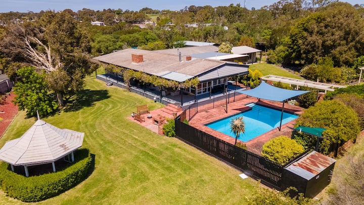 Chenu Homestead, Private Pool And Close To Lake - Bairnsdale