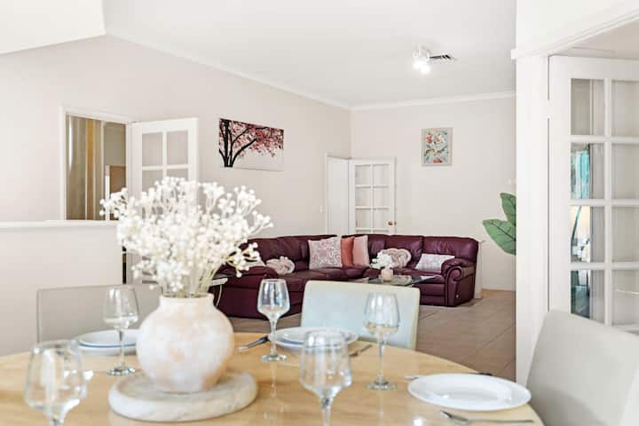 The Grand Family Mansion: 5br With Pool Table, Bbq - Perth
