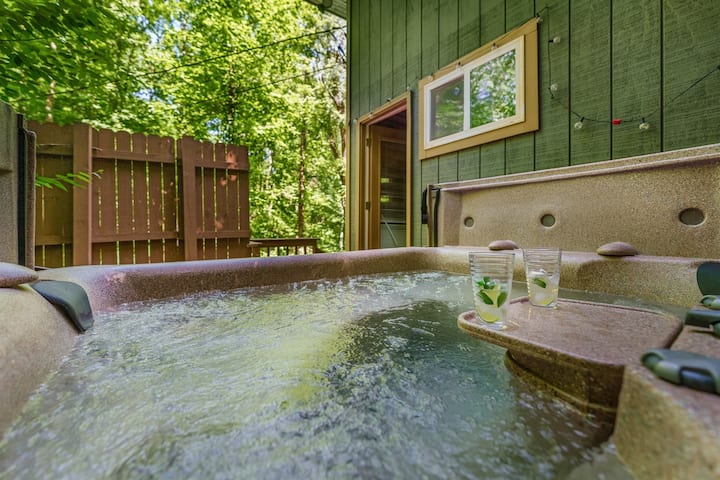 Cabin W/ Hot Tub Near Downtown Gatlinburg - Gatlinburg, TN