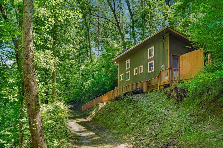 Private Hot Tub Cabin Near Downtown Gatlinburg - Gatlinburg, TN