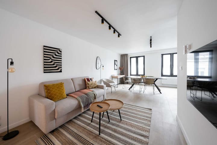 Inviting 5-person Duplex In Vibrant Antwerp - Zwijndrecht
