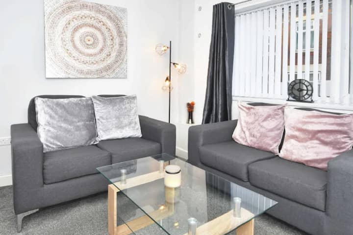 Spacious 4 Bed House - Parking! - Stoke-on-Trent