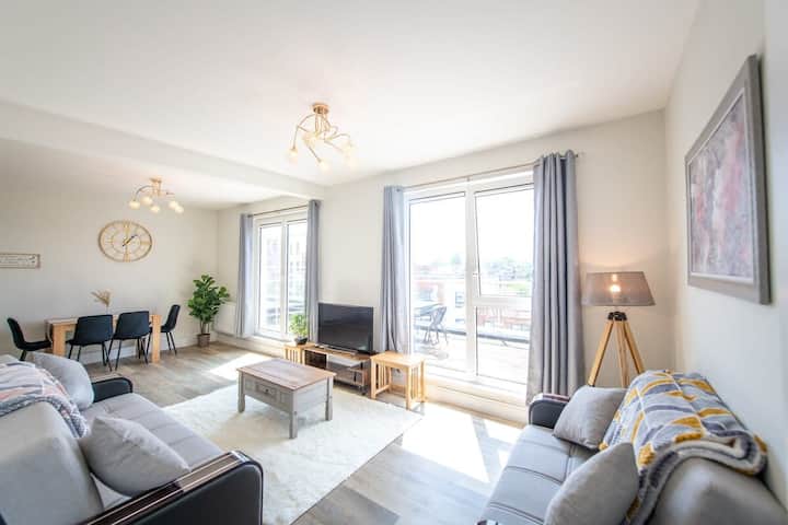 Stylish 2 Bed Apartment In Crawley - Sleeps 5 - Crawley