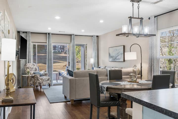 Water's Edge & Golf Course View - Branson, MO