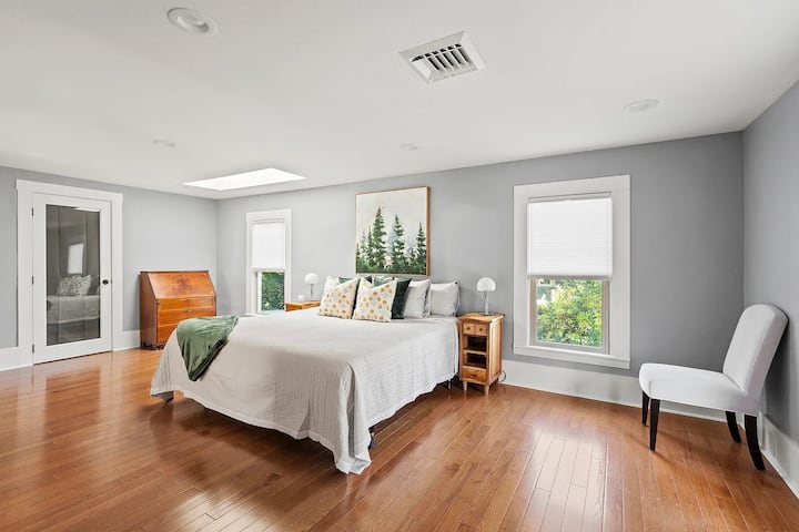 Beautiful Spacious 2 Bedroom- Downtown Ashland! - Ashland, OR