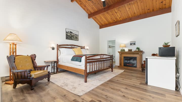 Camp Nelson Lodge Room 6 - Camp Nelson, CA