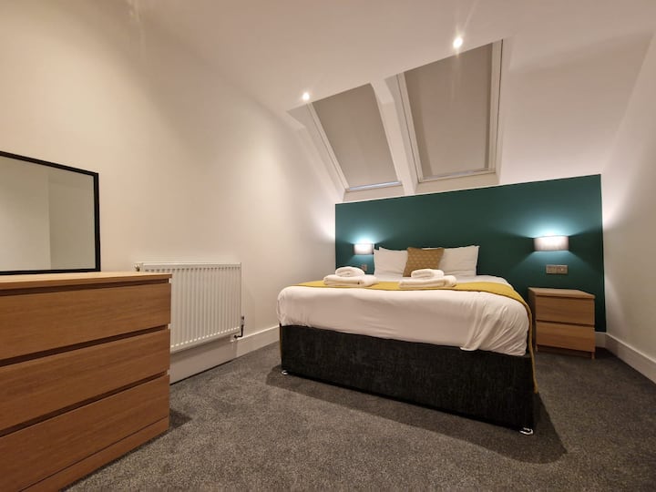 Brand New! Spacious 4 Bed Apt - Bristol