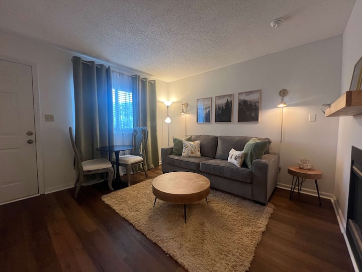 Chic Condo For 4, W/shared Pool Near Downtown! - Ripley's Aquarium of the Smokies, Gatlinburg