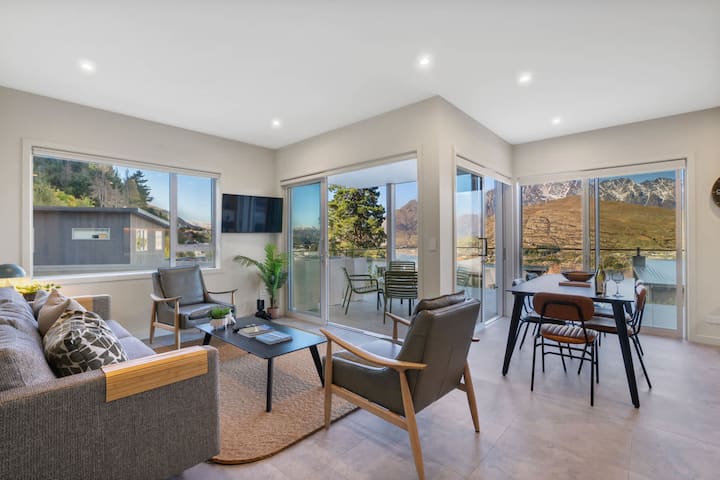 Gorgeous Mountain And Lake Views, Ski Closet! - Queenstown