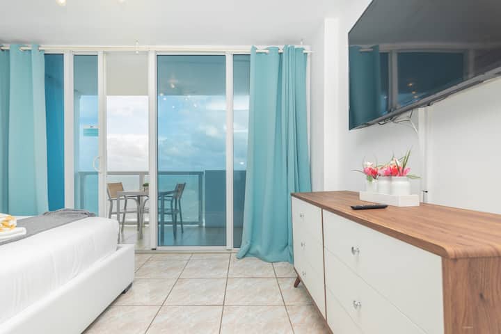 Oceanfront Balcony Apt Free Valet Parking - Miami Beach, FL