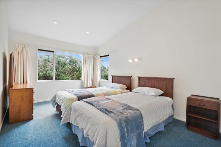 Hornbill Nest - Waikanae Beach Holiday Home - Ōtaki