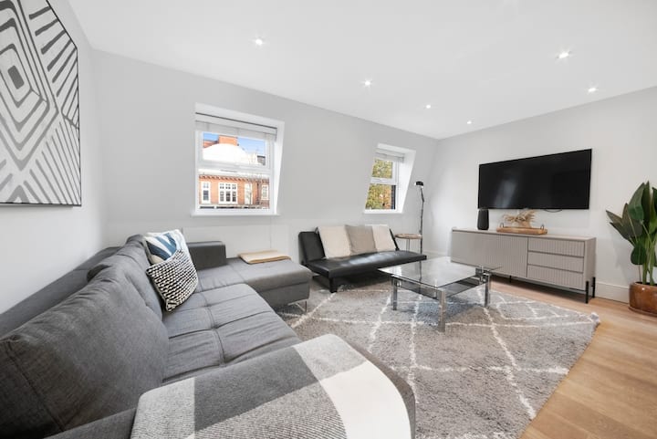 Split Level 3 Bed Apartment- Kings Cross Station - London