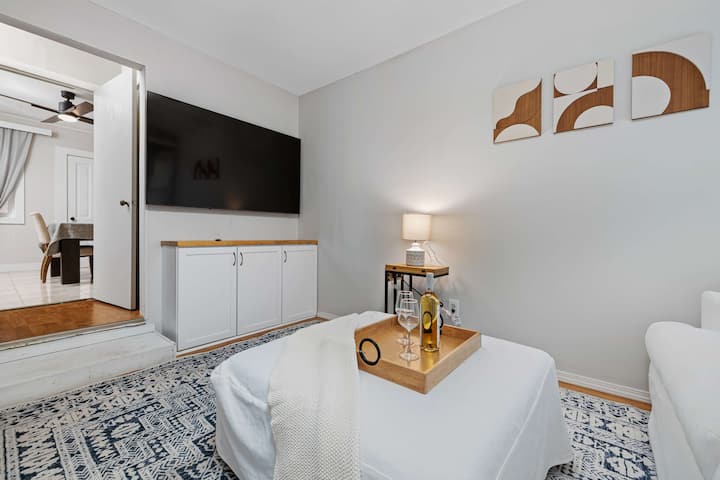 Vintage West Central Apt | Walkable | Parking - Fort Wayne, IN