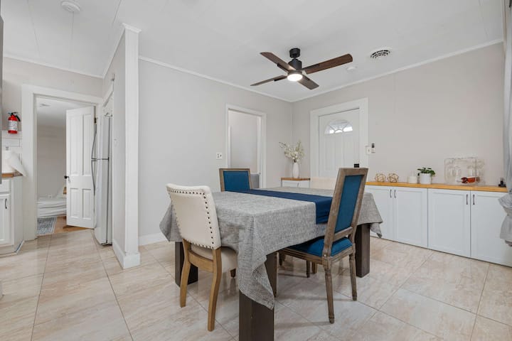 Vintage West Central Apt | Walkable | Parking - Fort Wayne, IN