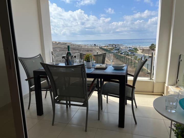 Beachfront: Spacious 3 Bed Apt. Amazing Sea Views! - Paphos
