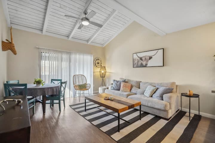 Charming Condo Near Irvine & South Coast + Parking - Irvine, CA
