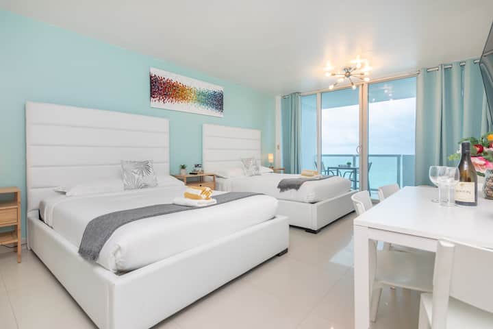Oceanfront Balcony Apt Free Valet Parking - Miami Beach, FL