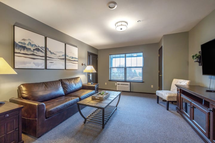 18 Lodge, Downtown Hood River, River View! - Hood River, OR
